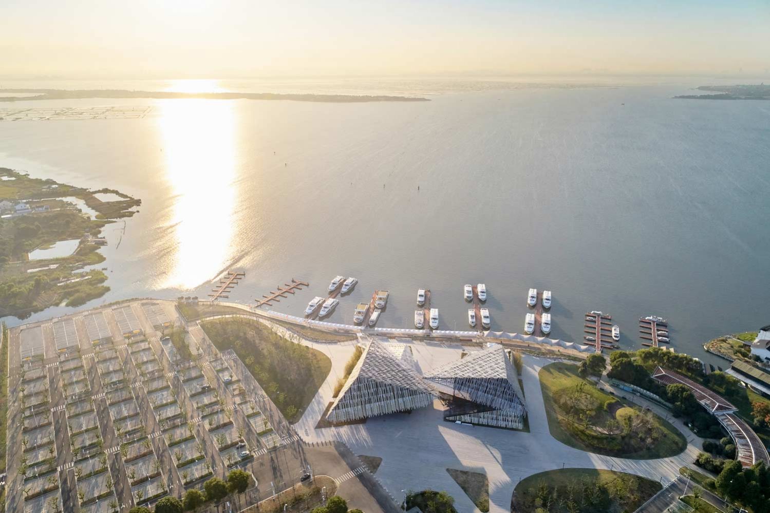 Xiangcheng Yangcheng Lake Tourist Transportation Center