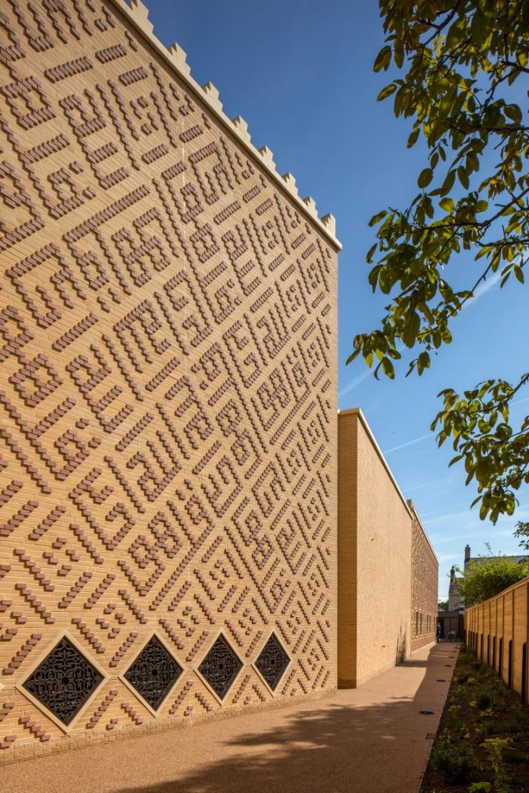 Cambridge Mosque: Designed by Marks Barfield Architects