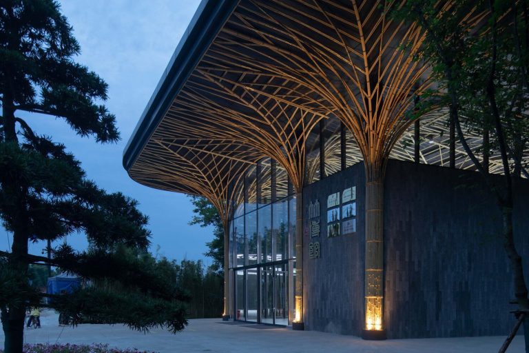 Qionglai Bamboo Pavilion creates a feeling of walking in a bamboo forest