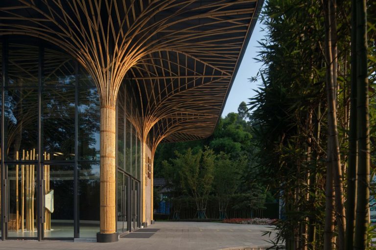 Qionglai Bamboo Pavilion creates a feeling of walking in a bamboo forest