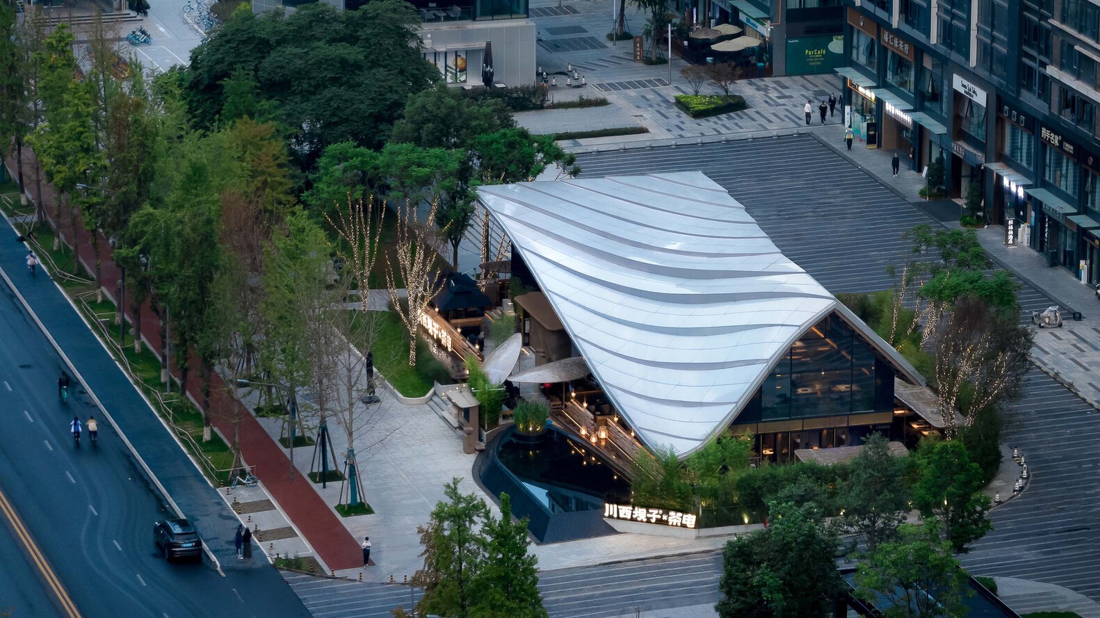 BEHIVE Architects' timber-roofed restaurant in the boulevard