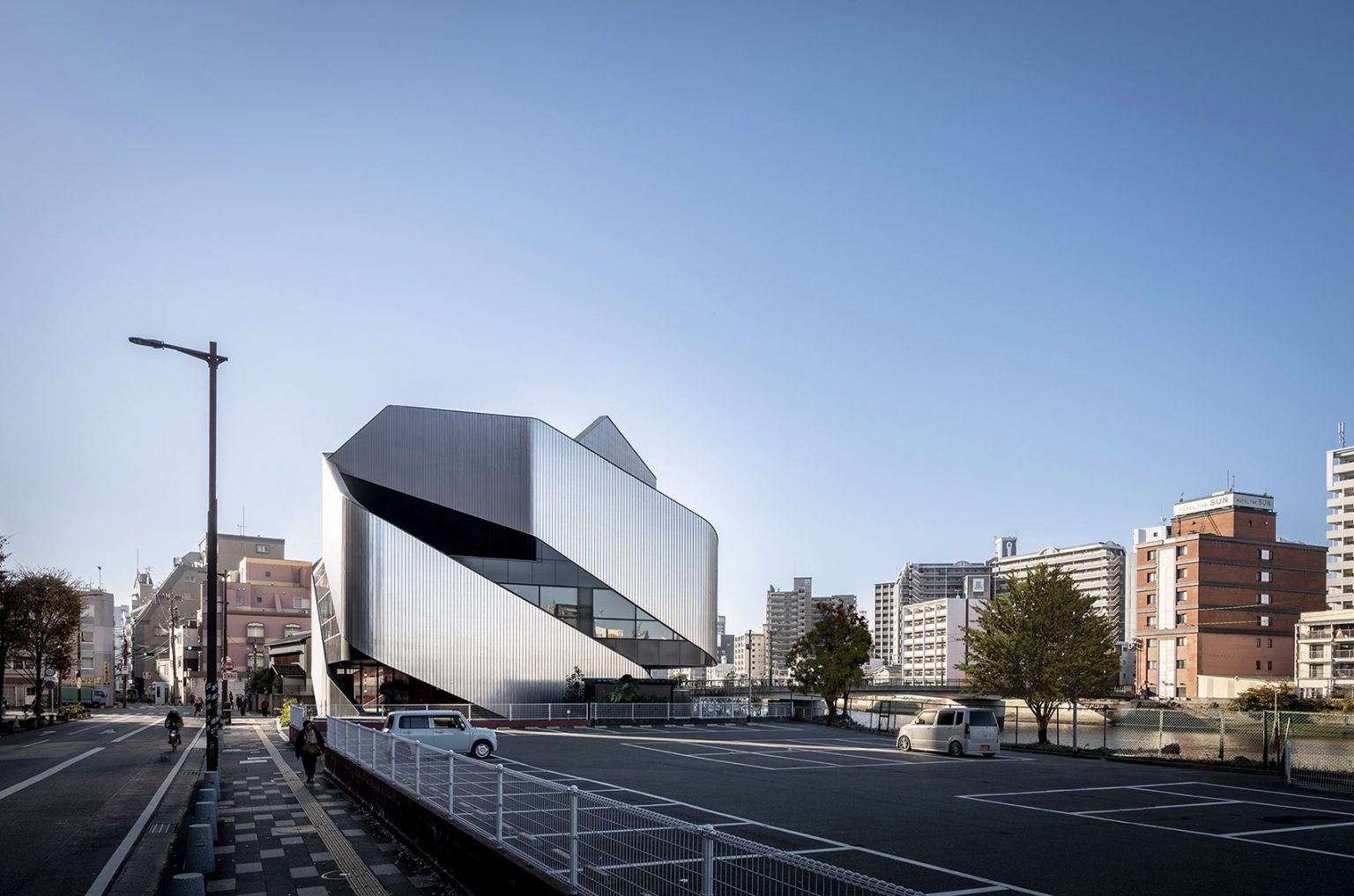 010 Building by Clouds AO, a dynamic experience of space and light