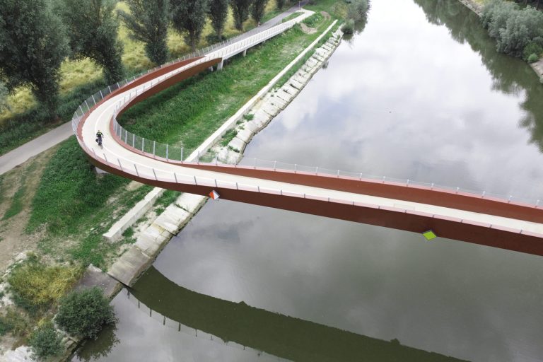 Vlasbrug Bicycle Bridge's wavy structure harmonizes with its surroundings