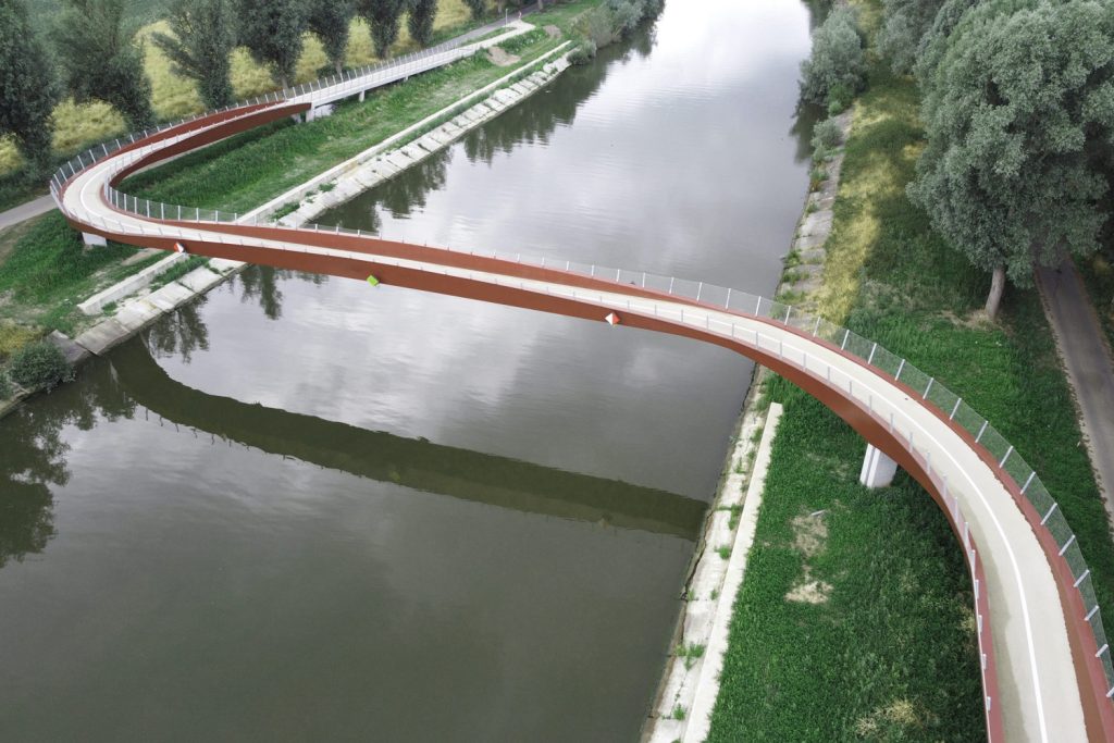 Vlasbrug Bicycle Bridge's wavy structure harmonizes with its surroundings