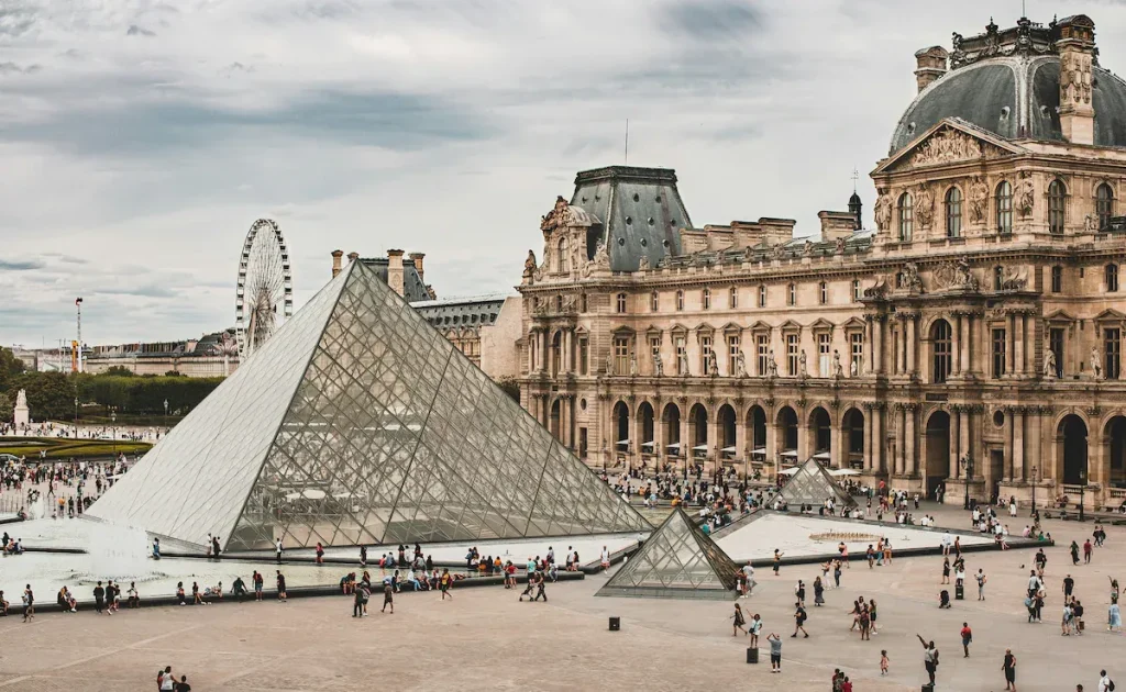 Louvre Museum Staff Oppose €700 Million Redevelopment Plan as Strike ...