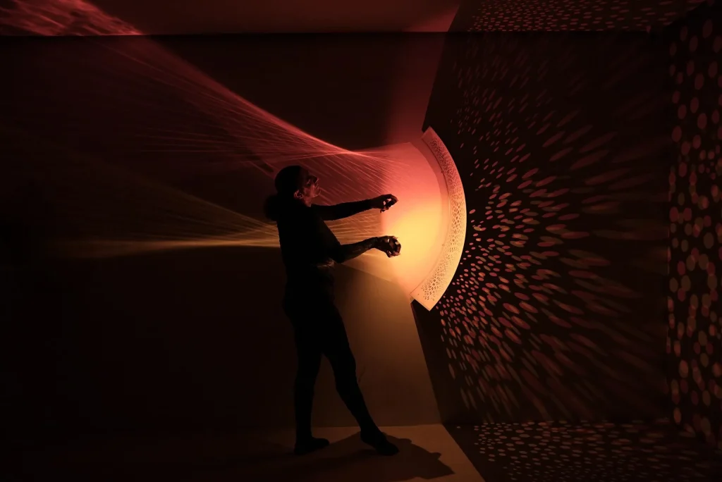 An Experiential Display of Light through ‘Invisible Geometry’